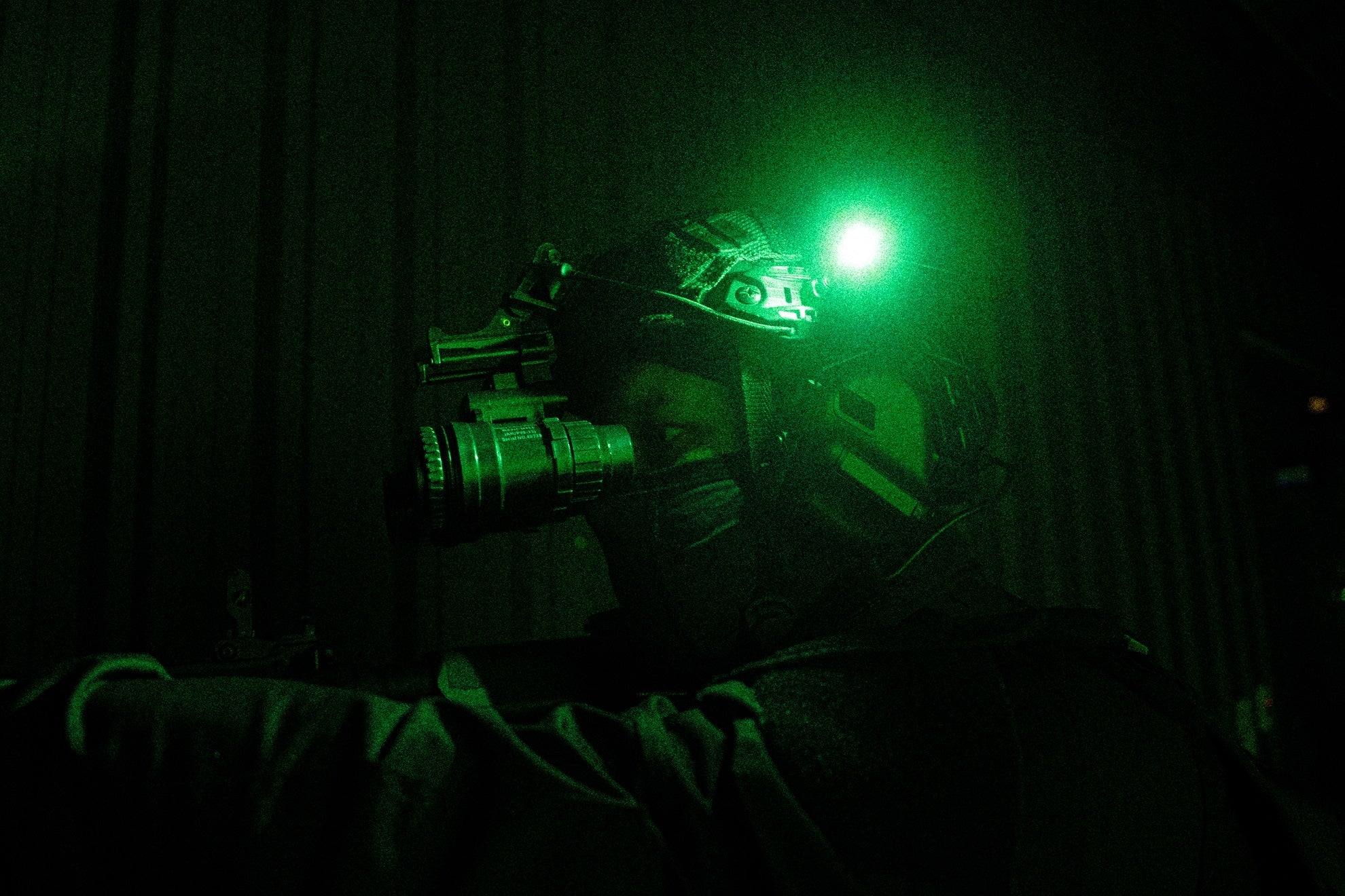 NIGHT VISION: A ARTE DE ENXERGAR NO ESPECTRO DAS SOMBRAS – INVICTUS